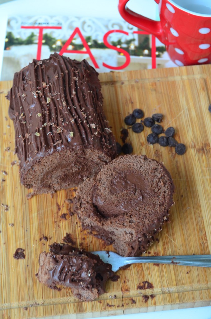 [VIDEO] Chocolate Yule Log Swiss Roll Cake