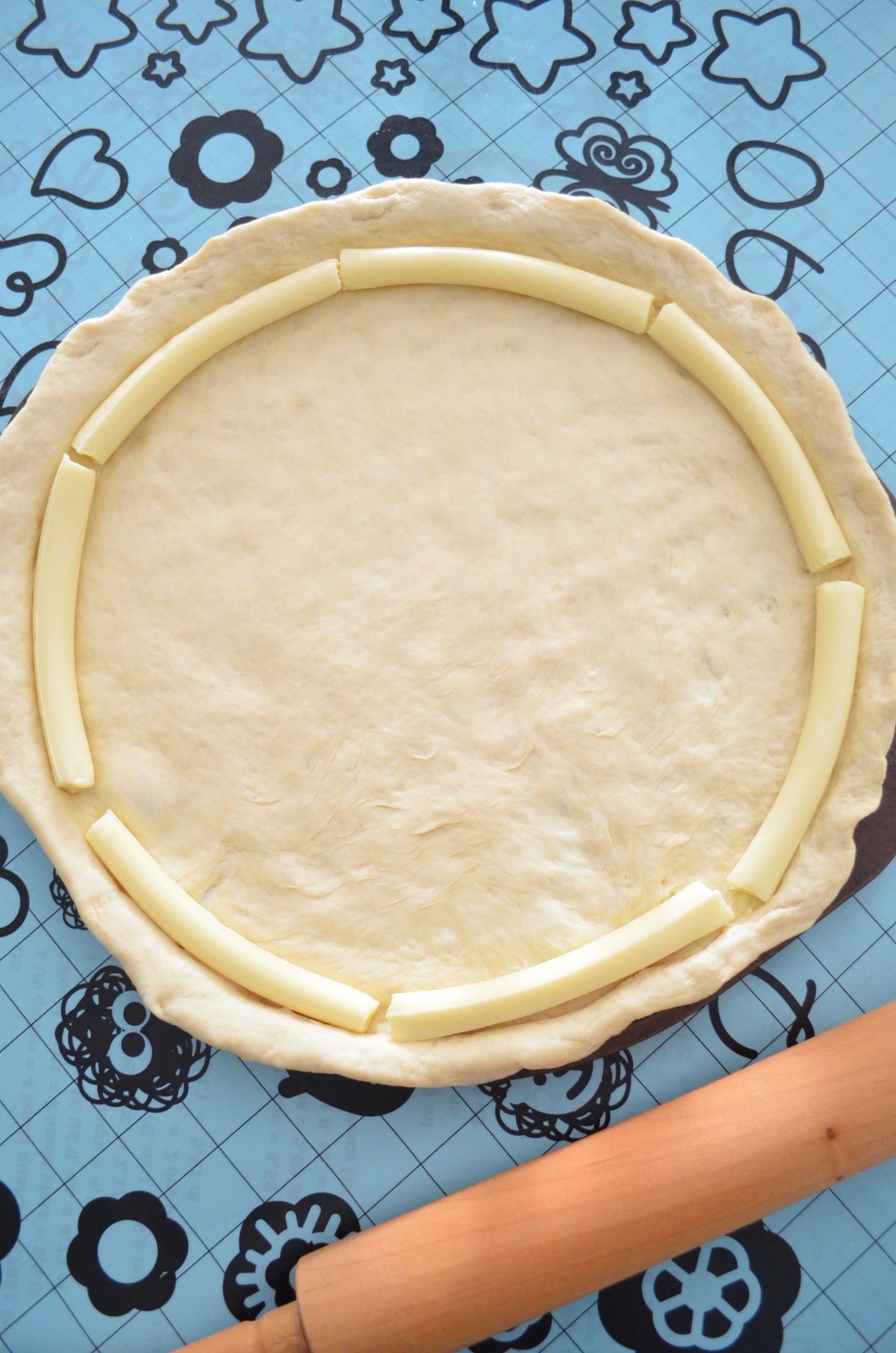 [VIDEO] How to Make Homemade Stuffed Crust Pizza Tutorial – No Mixer Needed